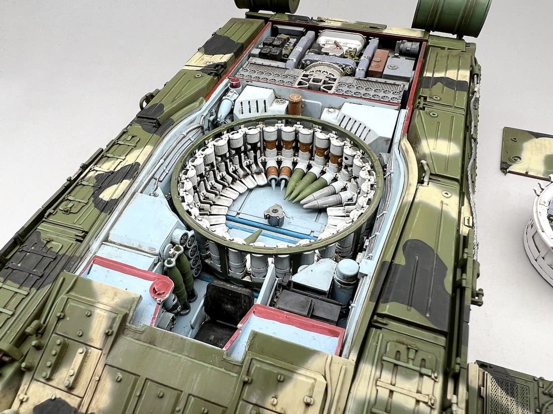 Amusing Hobby 35A060 Russian Main Battle Tank T-80U - Full interior kit ...